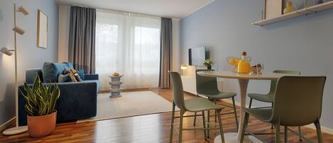 Apartamento Básico, não fumadores | Sala de estar | TV de ecrã plano