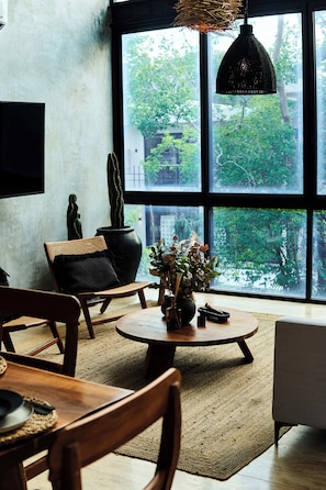 Penthouse de Luxo, 2 quartos, piscina privativa, vista para o parque (Attha C3 - Nirvana) | Sala de estar | Smart TV de 55 de polegadas com canais digitais, Netflix, livros