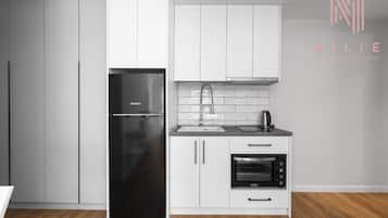 Quarto Deluxe, varanda | Cozinha privada | Um frigorífico/congelador grande, um micro-ondas, uma chaleira elétrica
