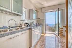 Um frigorífico, um micro-ondas, um forno, uma placa de cozinha 