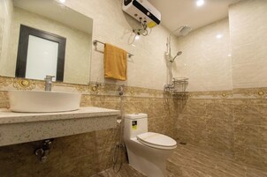 Um polibã, um secador de cabelo, toalhas fornecidas, sabão 