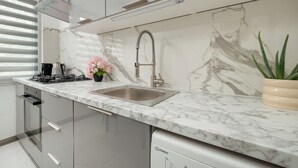 Apartamento, 2 quartos, sacada | Cozinha privada | Cafeteira/chaleira, micro-ondas, fogão, chaleira elétrica