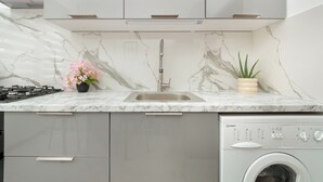 Apartamento, 2 quartos, sacada | Cozinha privada | Cafeteira/chaleira, micro-ondas, fogão, chaleira elétrica