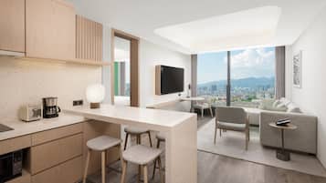Suite, 1 quarto, vista para a montanha | Minibar, cofre no quarto, secretária