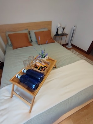 Quarto Clássico com Cama de Casal, casa de banho anexa | Wi-fi grátis