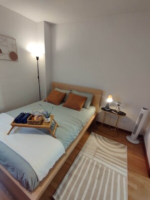 Quarto Clássico com Cama de Casal, casa de banho anexa | Wi-fi grátis