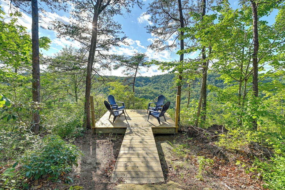 Cozy Beattyville Cabin W/ Fire Pit & Hot Tub - Kentucky