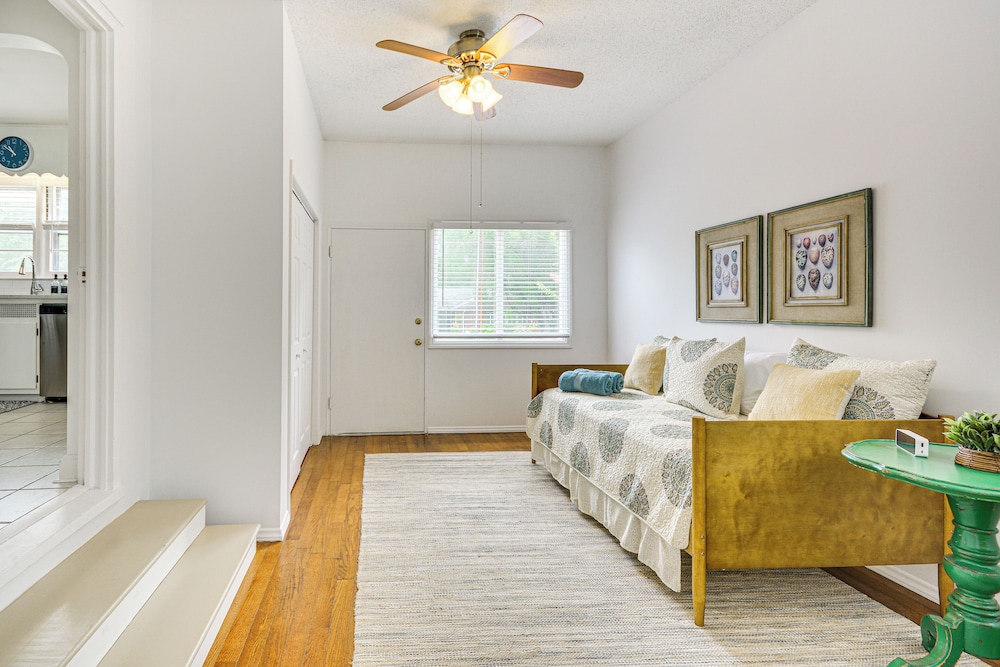 'Dogwood Cottage' W/ Fireplace: 1 Mi To University - High Point, NC