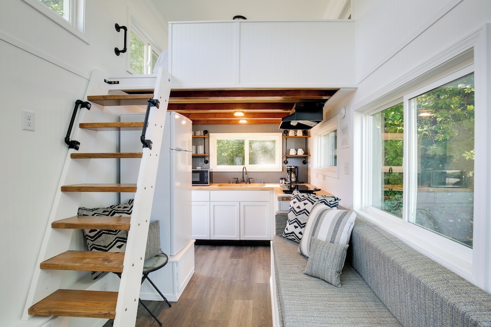 'The Chardonnay Chalet' Defiance Studio Trail! - Eureka, MO