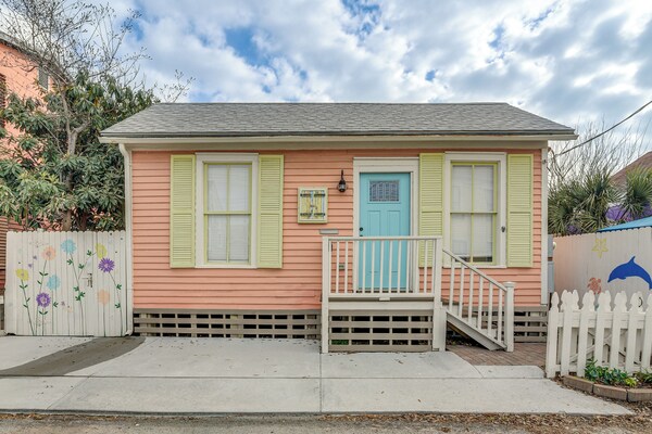 1 Mi To Beach: Colorful Cottage In Galveston! - Galveston