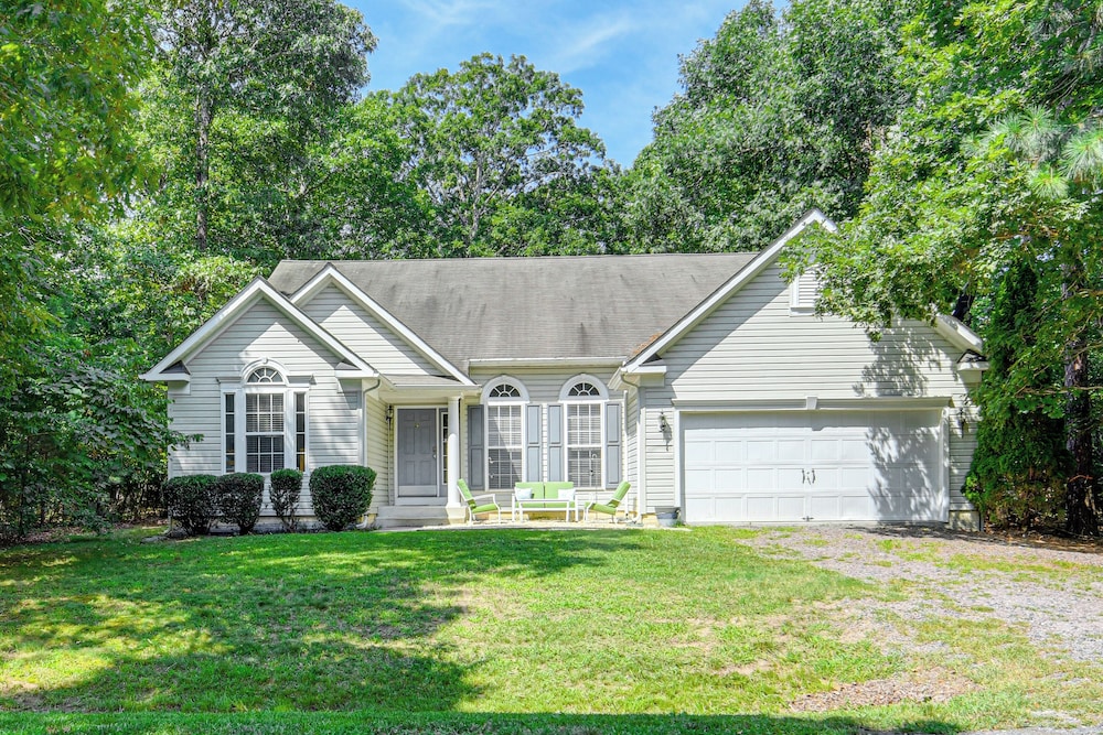 Dog-friendly Family Retreat Near Chincoteague Bay! - Chincoteague, VA