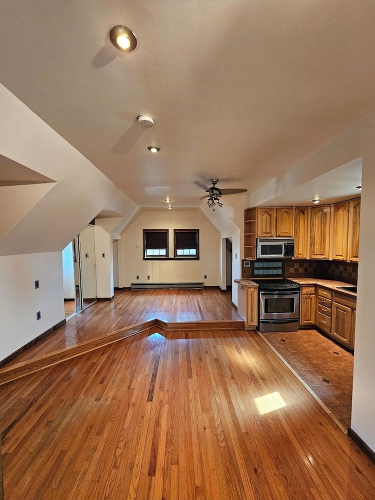 Minutes To Saugerties & Hits Horse Show.
Above Garage W/ Own Private Entrance. - Rhinebeck, NY