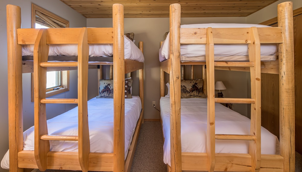 Cozy Mountain Condo! Private Deck With Hot Tub! 5 Min Walk To Big Sky Resort! - 빅 스카이