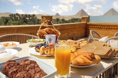 Taj pyramids view inn