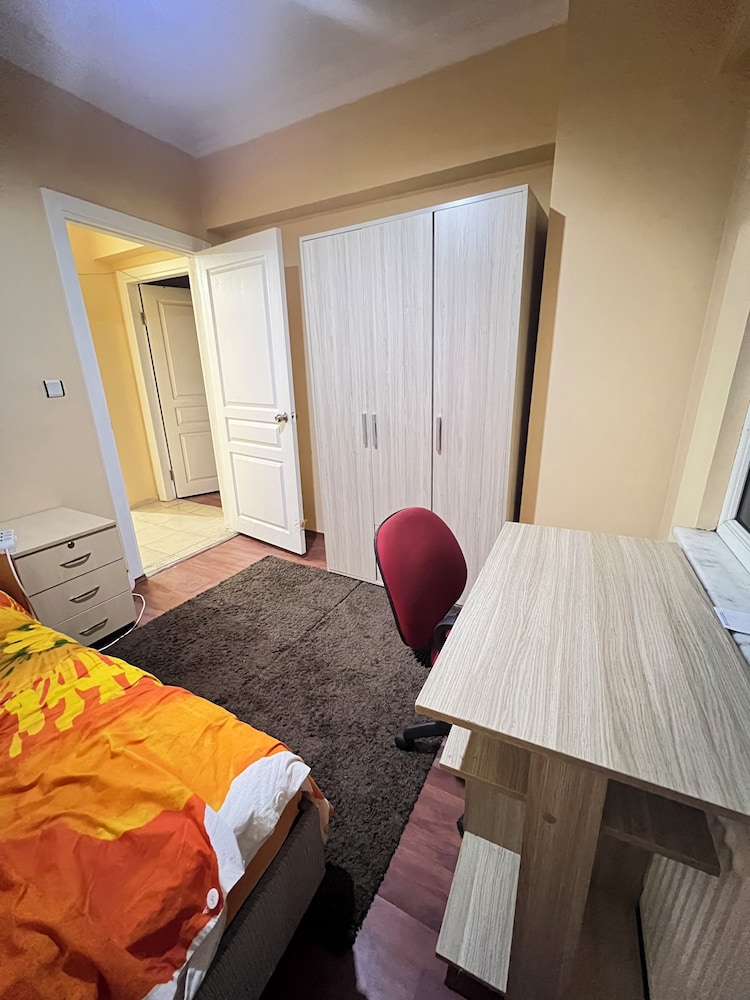 Room Near Metro And Cehavir Mall Charming Bedroom Apartment In Istanbul With Wi - Esenler