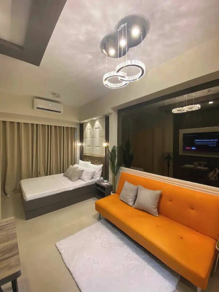 Stylish Modern 1BR Condo near SM North and Trinoma - Quezon City | Vrbo