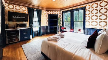 Quarto superior, 1 cama King, para não fumantes, micro-ondas | 1 quarto, ferros/tábuas de passar roupa, Wi-Fi de cortesia