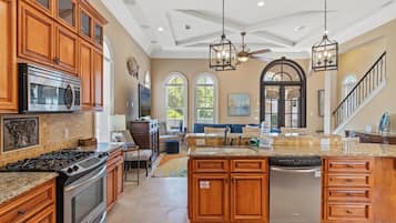 Casa, várias camas, acesso à piscina, vista para o jardim (89 Palmeira Way | Poseidon’s Grotto) | Cozinha privada | Um frigorífico, um micro-ondas, um forno, uma placa de cozinha