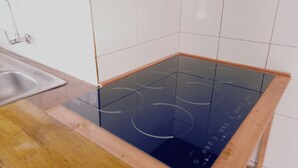 Geladeira grande, micro-ondas, cooktop