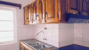 Geladeira grande, micro-ondas, cooktop