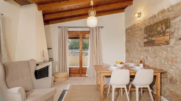 Suite Deluxe | Sala de estar | Televisor de 32 polegadas com canais por cabo