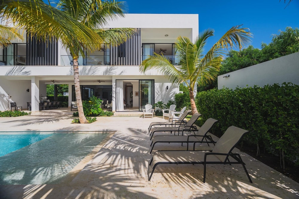 New Lake Front Villa In Golf And Beach Resort -