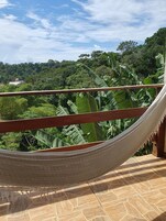 Quarto duplo standard, vista para o jardim | Espaço de trabalho para notebook, ferros/tábuas de passar roupa