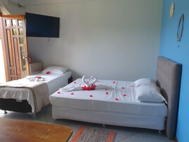 Quarto duplo standard, vista para o jardim | Espaço de trabalho para notebook, ferros/tábuas de passar roupa