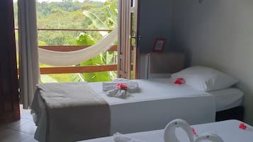 Quarto Twin Standard, vista para o jardim | Secretária adequada para computadores portáteis, ferro/tábua de engomar