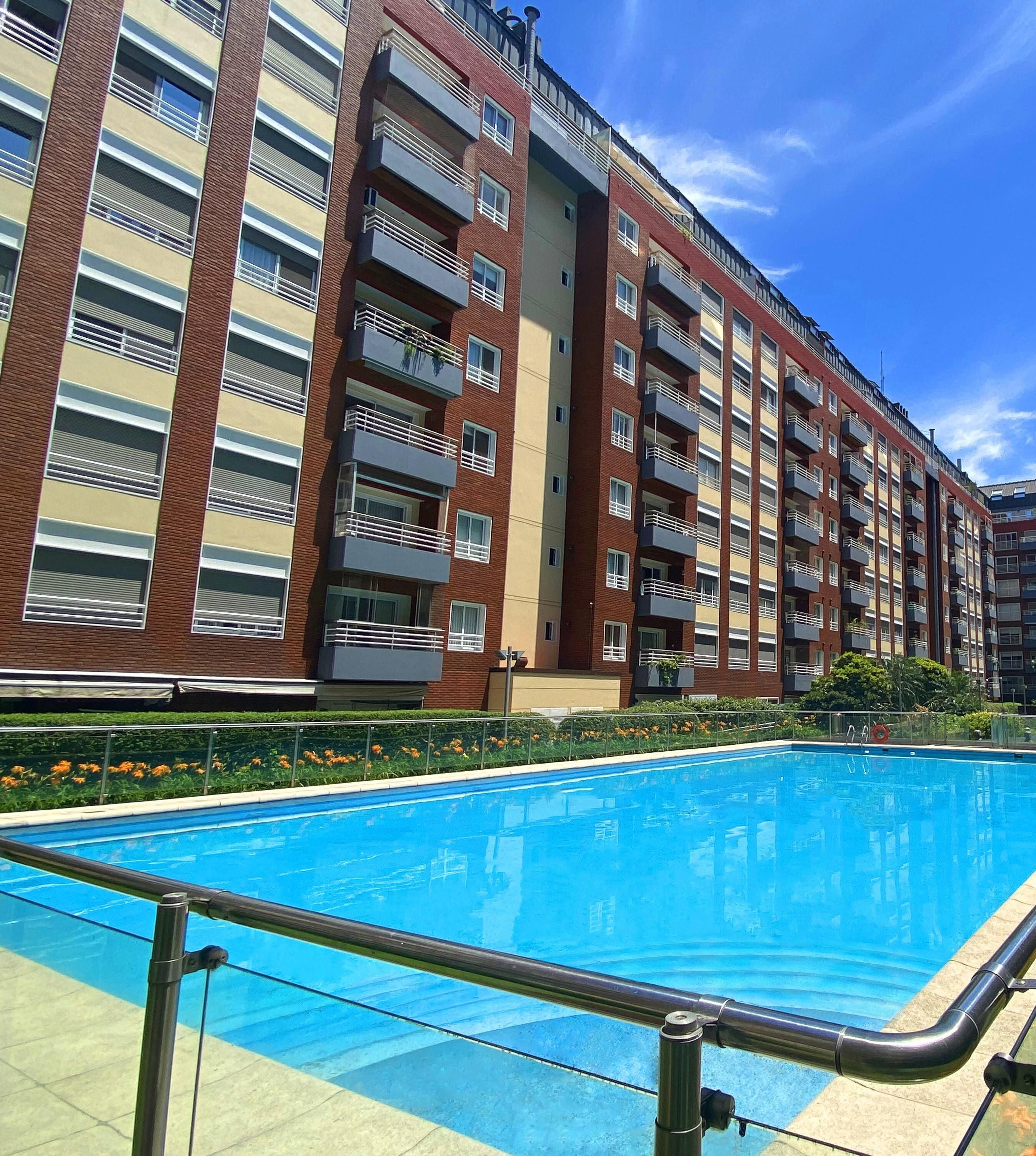 Piscina externa sazonal, funciona das 9h às 19h, espreguiçadeiras