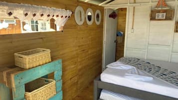Cabine, varanda, vista para a praia | 1 quarto