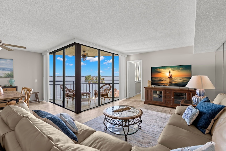 Waterfront 2-bedroom Condo, Enjoy Bay Views And Heated Pool In St. Pete Fl - St. Petersburg, FL
