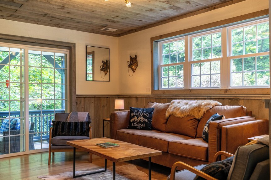 Riverside Retreat- Beautiful Riverfront Setting - Boone