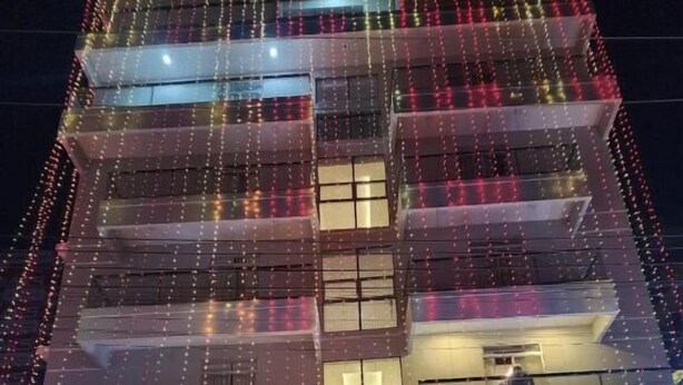 Um edifício de vários andares com a placa 
