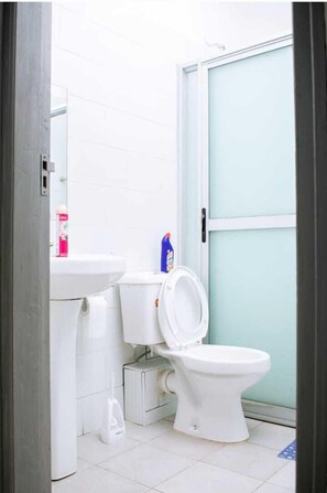 Apartamento Deluxe, varanda, vista para a piscina | Casa de banho | Um polibã, chinelos, toalhas fornecidas, sabão
