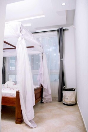 Apartamento Deluxe, varanda, vista para a piscina | 2 quartos, com decoração personalizada, com mobília individualizada