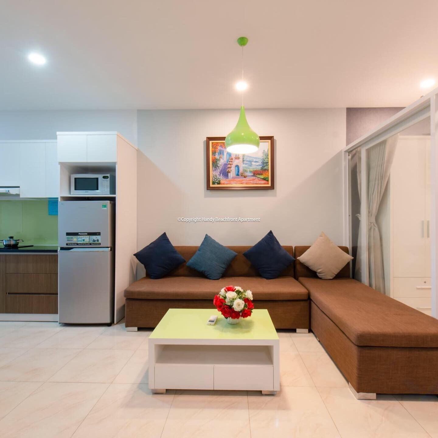 Uma sala de estar moderna com um sofá, uma mesa de centro e um quadro na parede.