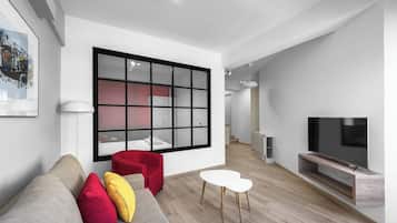 Apartamento | Sala de estar | Televisor de ecrã plano de 42 polegadas com canais digitais
