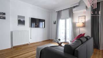 Apartamento, varanda, Vista para a cidade | Sala de estar | TV de ecrã plano