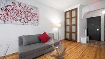 Apartamento, varanda, Vista para a cidade | Sala de estar | TV de ecrã plano