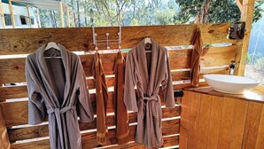 Cabine | Casa de banho | Um polibã, um secador de cabelo, toalhas fornecidas