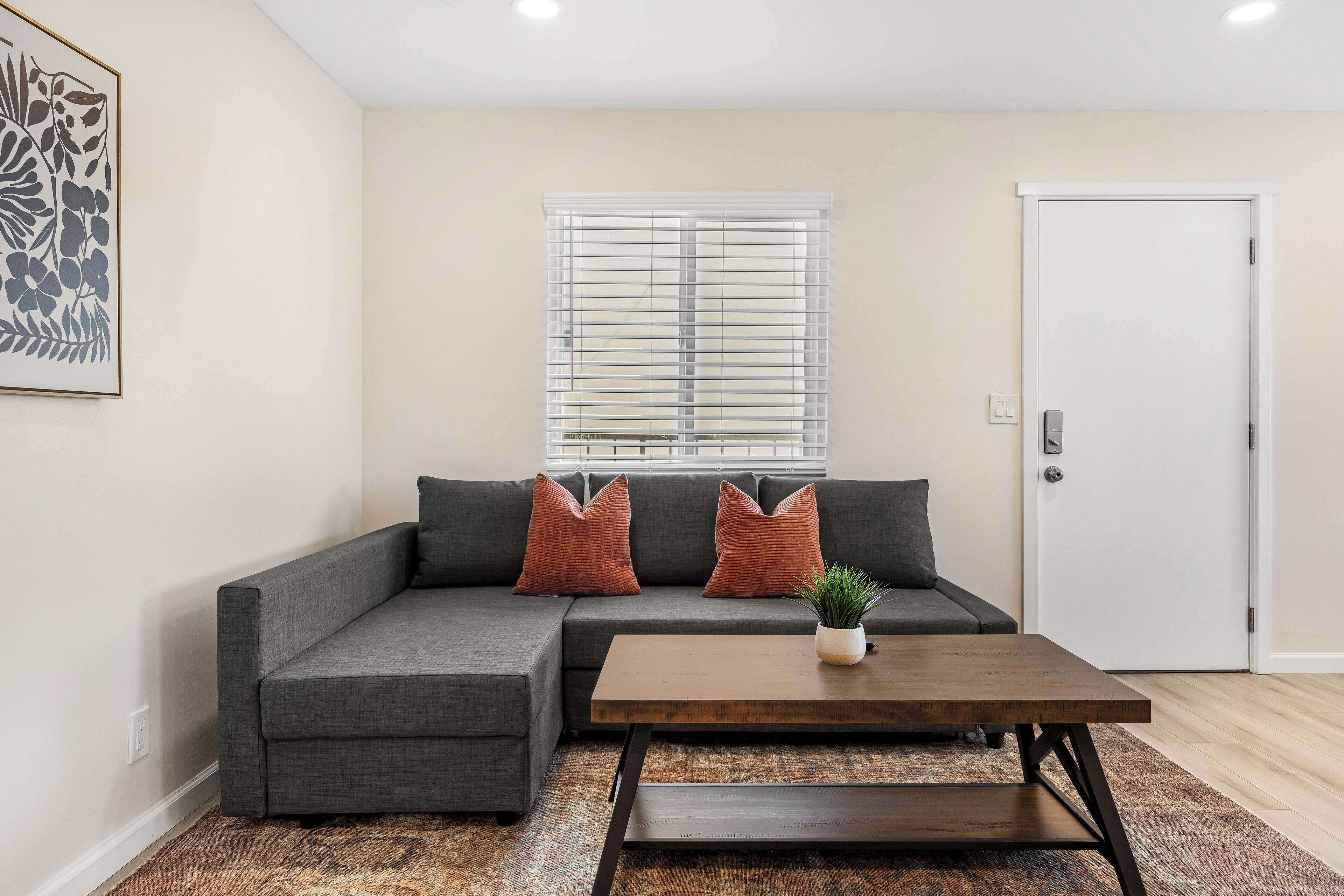 Enjoy A Stylish Experience At This Centrally-located Flat - Hollywood