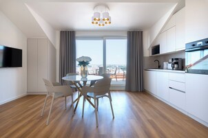 Apartamento superluxo, terraço, vista para a cidade | Cortinas blackout, quartos à prova de som, ferros/tábuas de passar roupa