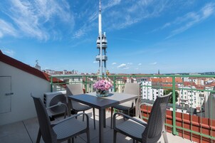 Apartamento superluxo, terraço, vista para a cidade | Cortinas blackout, quartos à prova de som, ferros/tábuas de passar roupa