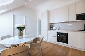 Apartamento de Luxo, 2 quartos, terraço, Vista para a cidade | Cozinha privada | Minifrigorífico, um micro-ondas, uma placa de cozinha 