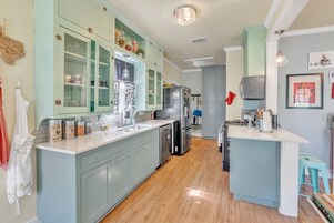 Casa, 3 quartos | Cozinha privada | Um frigorífico, um forno, uma cafeteira/bule, uma chaleira elétrica 