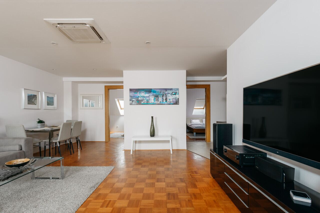 Roy 2 Bdr Apartment With Prague Castle View, Parking & A/c - Prague