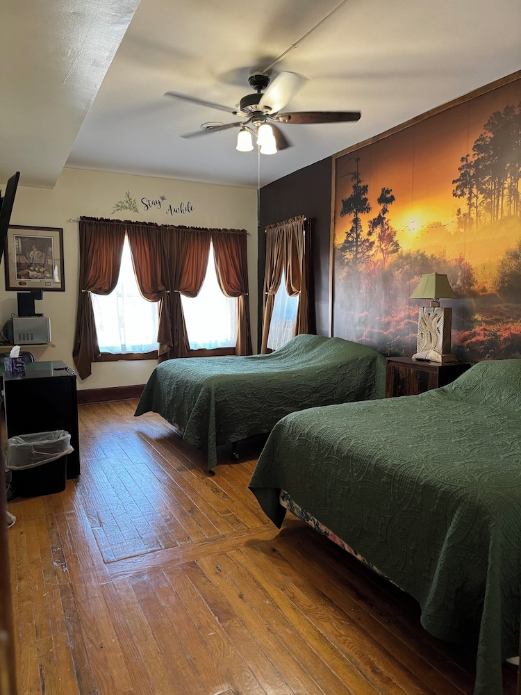 2 Comfortable Queen Beds & Hot Shower At An Affordable Price. - Wisconsin