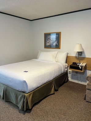 Quarto, 1 cama Queen | Escrivaninha, espaço de trabalho para notebook, Wi-Fi de cortesia