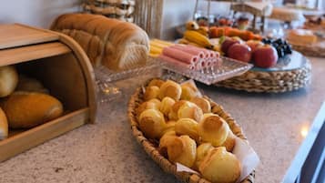 Café da manhã com buffet grátis todos os dias